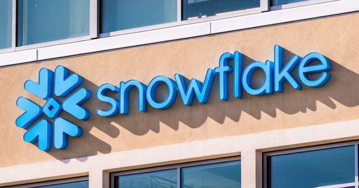 Snowflake stock tumbles despite earnings beat, raised revenue guidance