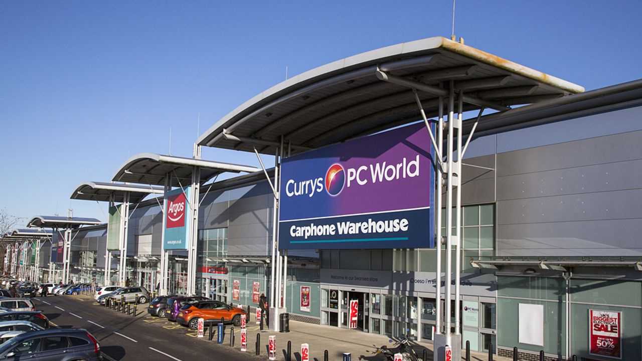 UK sees 38 high street shops closing per day as retail parks grow | LSE ...