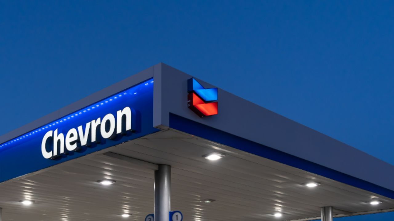 Chevron to cut share buybacks as lower oil prices weigh on earnings ...