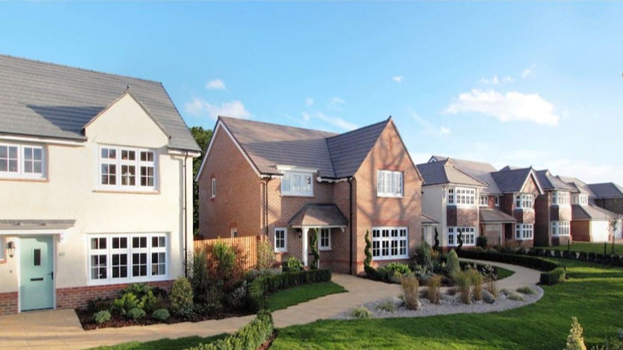 Barratt Redrow plunges as outlook softens | LSE:BTRW