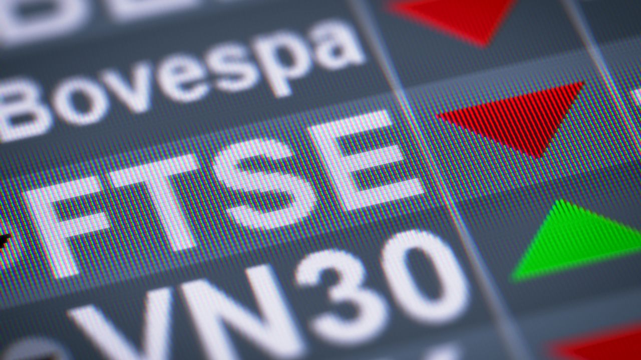 FTSE 100 Live: London blue-chips drop as bond yields rise after Trump ...