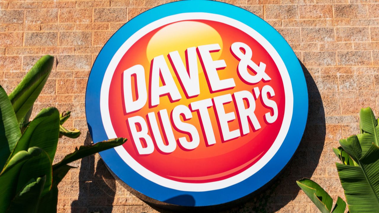 Dave & Buster's reports Q1 earnings miss as comparable sales slump ...
