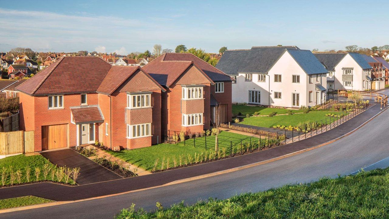 Taylor Wimpey shares slide as margins come under fresh pressure | LSE:TW.