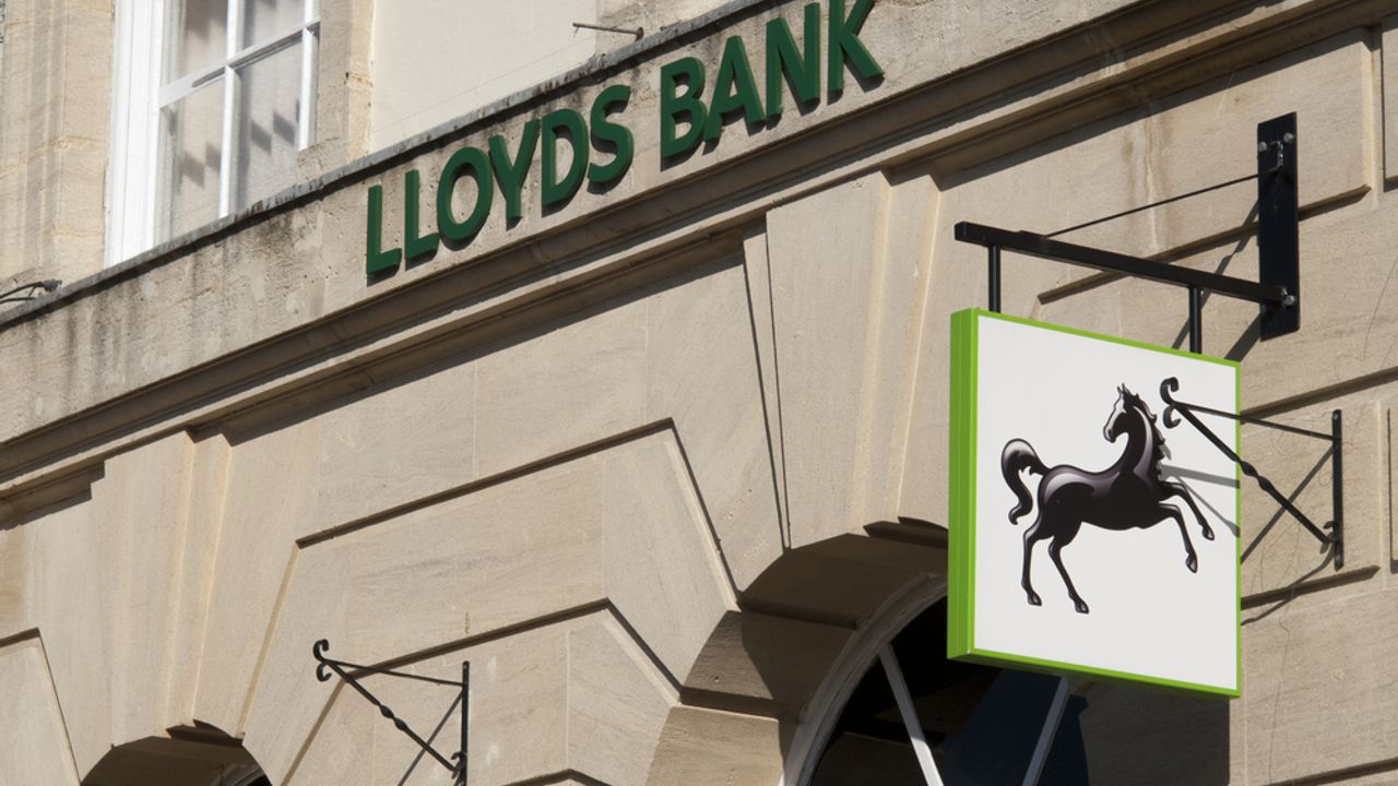 Lloyds unveils new £1.75bn share buyback as profits beat forecasts ...