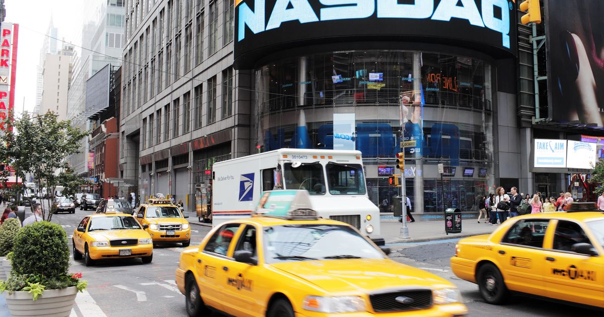 S&P 500 notches fresh record, UnitedHealth drags on Dow Jones | NASDAQ:STX