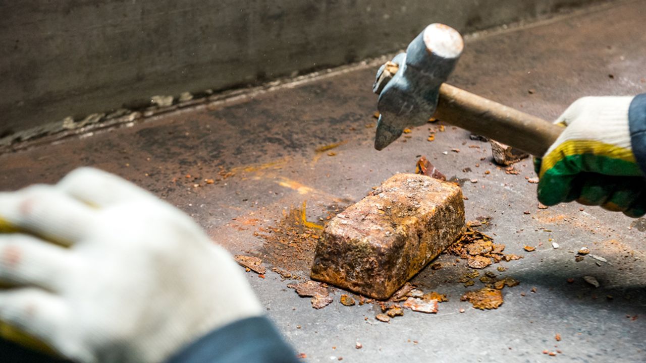 FTSE 100: European stocks dragged down as dollar rallies and gold exert ...