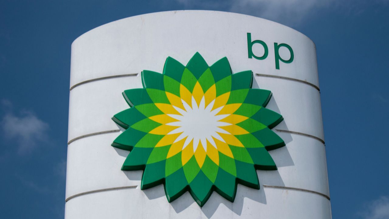 BP shares plummet as it halts buy-backs after $3.4bn Q4 loss | LSE:BP.