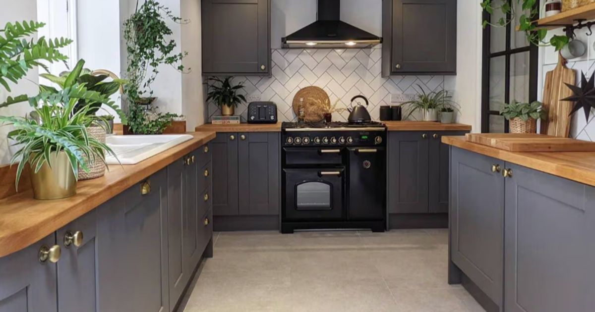 Howden's leads FTSE risers as kitchen market set for steady year | LSE:HWDN