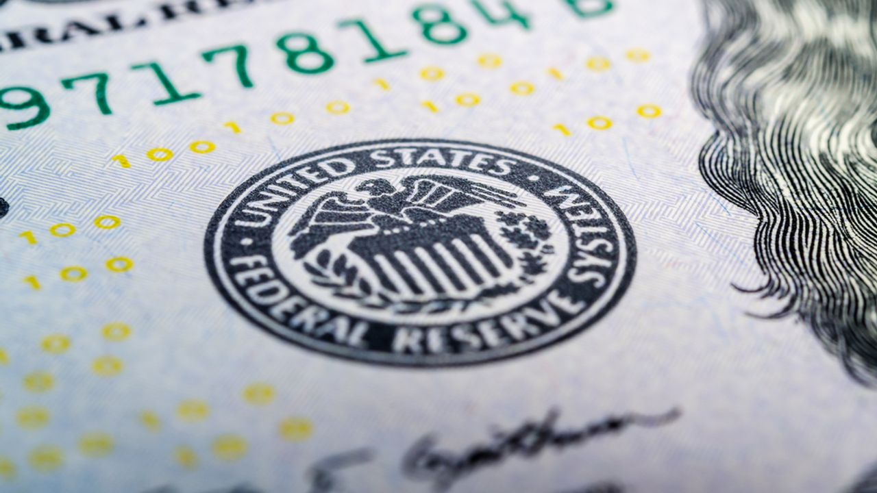 Fed minutes show caution on rate cuts amid inflation, AI-driven growth