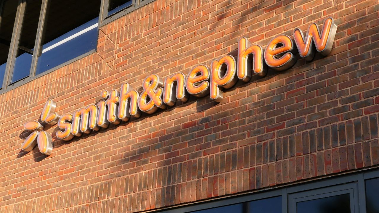 Smith & Nephew posts sharp rise in profit and cash flow | LSE:SN