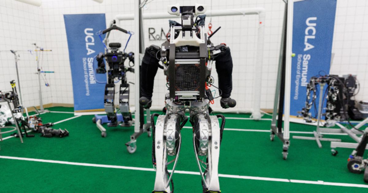 Footballing robot unveiled by US engineers