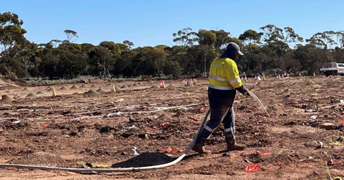 Auric Mining begins mining at Jeffreys Find; first gold pour expected ...