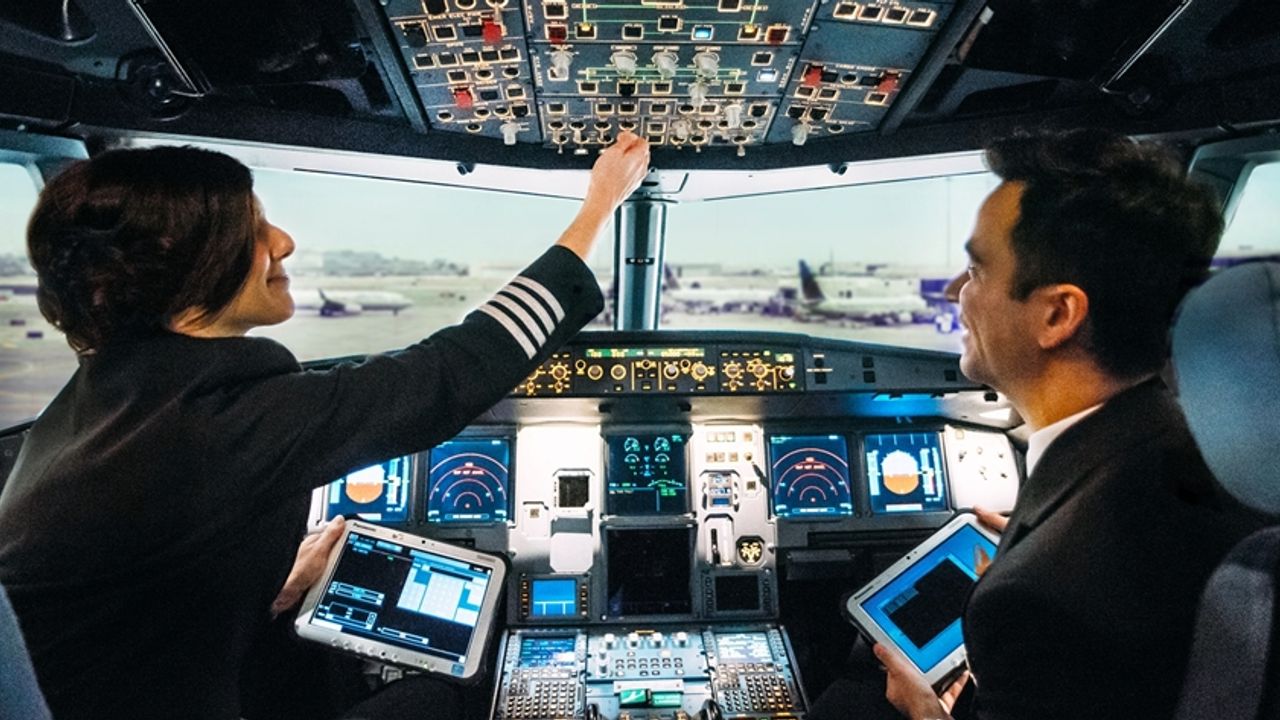easyJet says strong bookings expected to accelerate recovery | LSE:EZJ