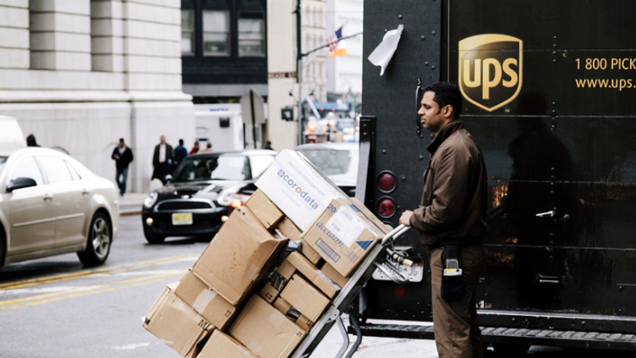 UPS shares reverse 1.8% after downgrading full-year guidance | NYSE:UPS