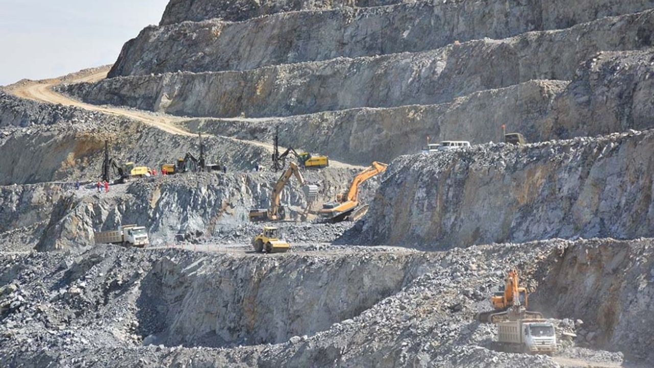 Mining 101: Strip ratio - the key to open-pit mining | TSX-V:LL